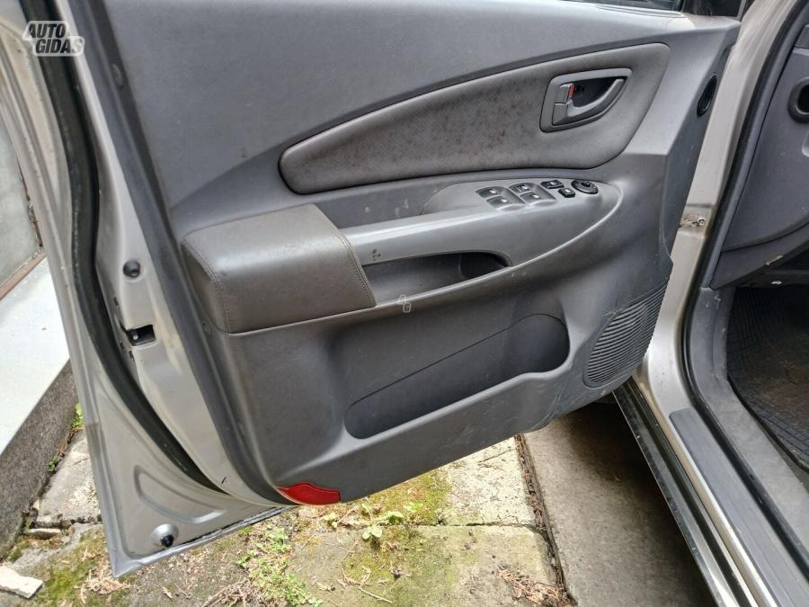 Hyundai Tucson 2005 in Panevezys, with an engine capacity of 2.00 L and mileage of 261 thousand km for 2050 €, photo 7 on AUTOMOTO.COM.LV