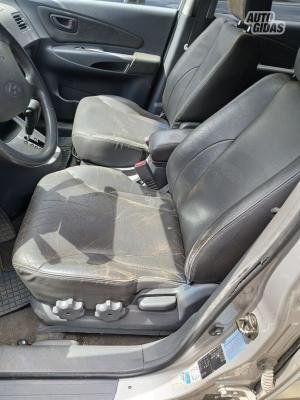 Hyundai Tucson 2005 in Panevezys, with an engine capacity of 2.00 L and mileage of 261 thousand km for 2050 €, photo 8 on AUTOMOTO.COM.LV