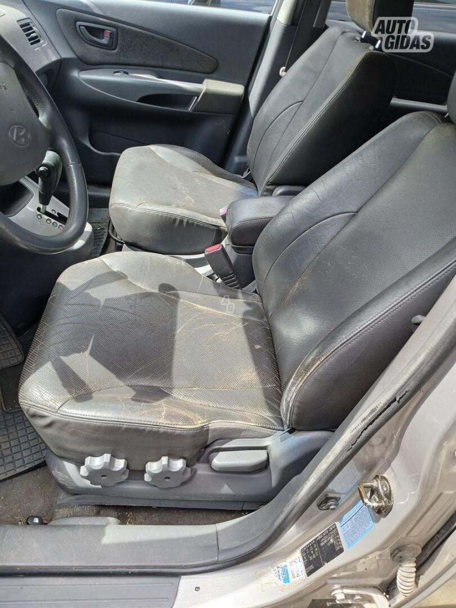 Hyundai Tucson 2005 in Panevezys, with an engine capacity of 2.00 L and mileage of 261 thousand km for 2050 €, photo 8 on AUTOMOTO.COM.LV