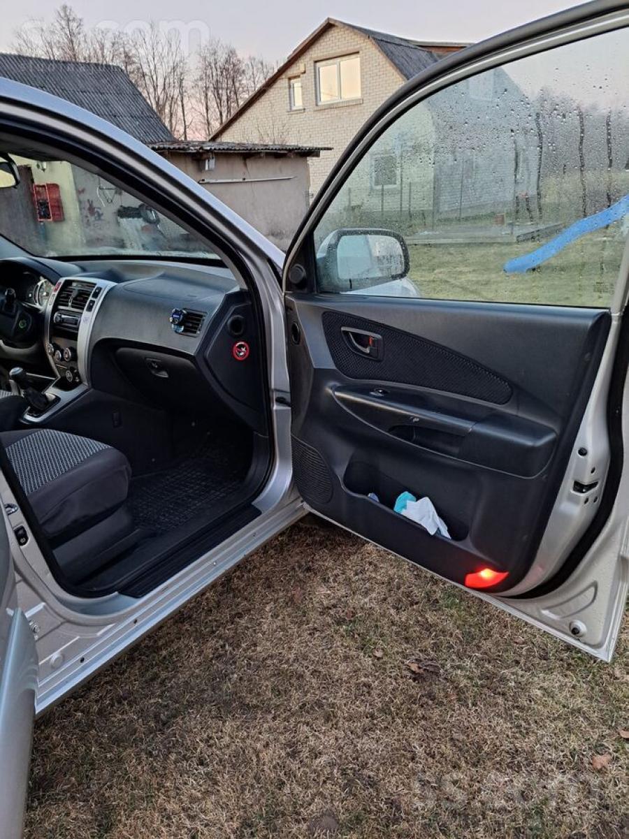 Hyundai Tucson 2007 in Riga, with an engine capacity of 2.00 L and mileage of 240 thousand km for 1800 €, photo 6 on AUTOMOTO.COM.LV