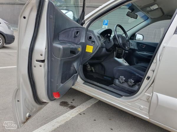 Hyundai Tucson 2007 in Siauliai, with an engine capacity of 2.70 L and mileage of 226 thousand km for 3250 €, photo 9 on AUTOMOTO.COM.LV