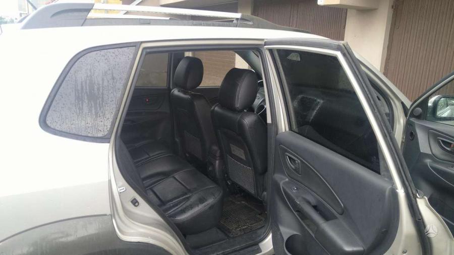 Hyundai Tucson 2008 in Vilnius, with an engine capacity of 1.99 L and mileage of 272 thousand km for 2600 €, photo 14 on AUTOMOTO.COM.LV