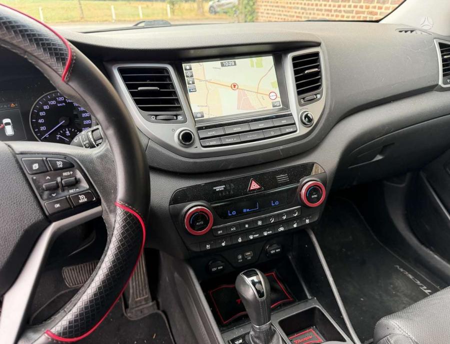 Hyundai Tucson 2018 in Kaunas, with an engine capacity of 1.69 L and mileage of 269 thousand km for 11990 €, photo 13 on AUTOMOTO.COM.LV