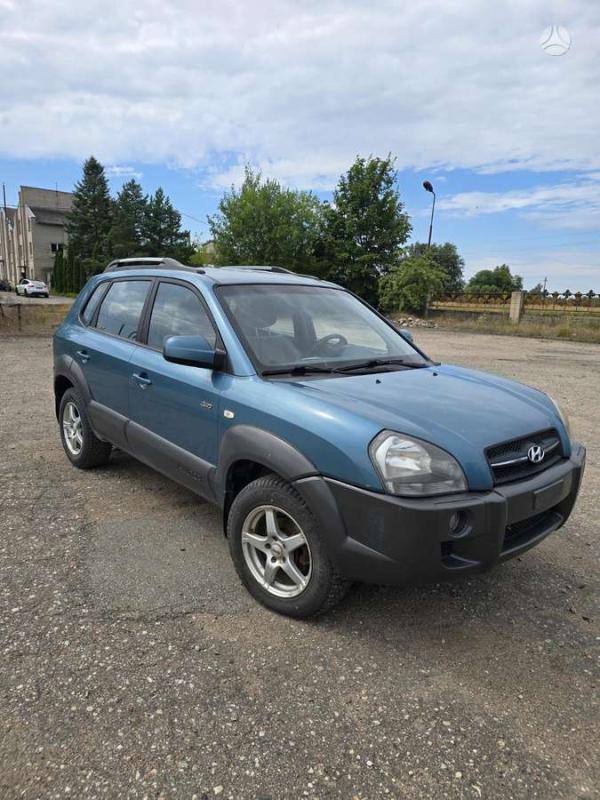 Green Hyundai Tucson 2005 in Kupiskis, with an engine capacity of 2.66 L and mileage of 293 thousand km for 2450 €, photo 1 on AUTOMOTO.COM.LV