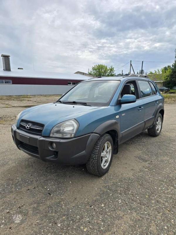 Green Hyundai Tucson 2005 in Kupiskis, with an engine capacity of 2.66 L and mileage of 293 thousand km for 2450 €, photo 3 on AUTOMOTO.COM.LV