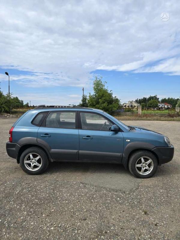 Green Hyundai Tucson 2005 in Kupiskis, with an engine capacity of 2.66 L and mileage of 293 thousand km for 2450 €, photo 4 on AUTOMOTO.COM.LV