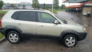 Green Hyundai Tucson 2005 in Riga, with an engine capacity of 2.00 L and mileage of 324 thousand km for 1789 €, photo 3 on AUTOMOTO.COM.LV