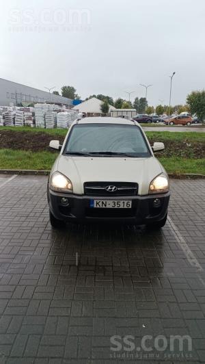 Green Hyundai Tucson 2005 in Riga, with an engine capacity of 2.00 L and mileage of 324 thousand km for 1789 €, photo 4 on AUTOMOTO.COM.LV