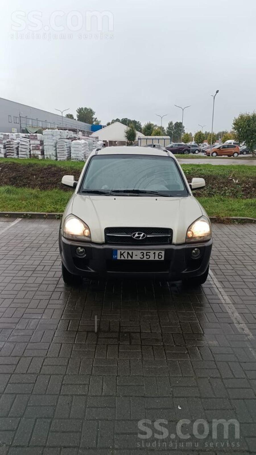 Green Hyundai Tucson 2005 in Riga, with an engine capacity of 2.00 L and mileage of 324 thousand km for 1789 €, photo 4 on AUTOMOTO.COM.LV
