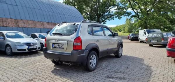 Zaļš Hyundai Tucson 2006 Valmiera, ar dzinēja tilpumu 2.00 L un nobraukumu 288 tūkst. km par 2950 €, foto 3 vietnē AUTOMOTO.COM.LV