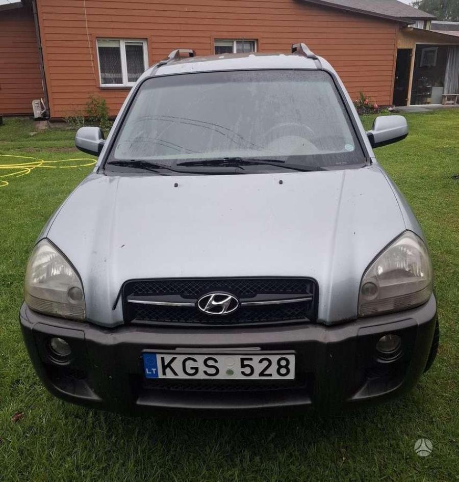 Green Hyundai Tucson 2006 in Druskininkai, with an engine capacity of 1.99 L and mileage of 290 thousand km for 2000 €, photo 1 on AUTOMOTO.COM.LV