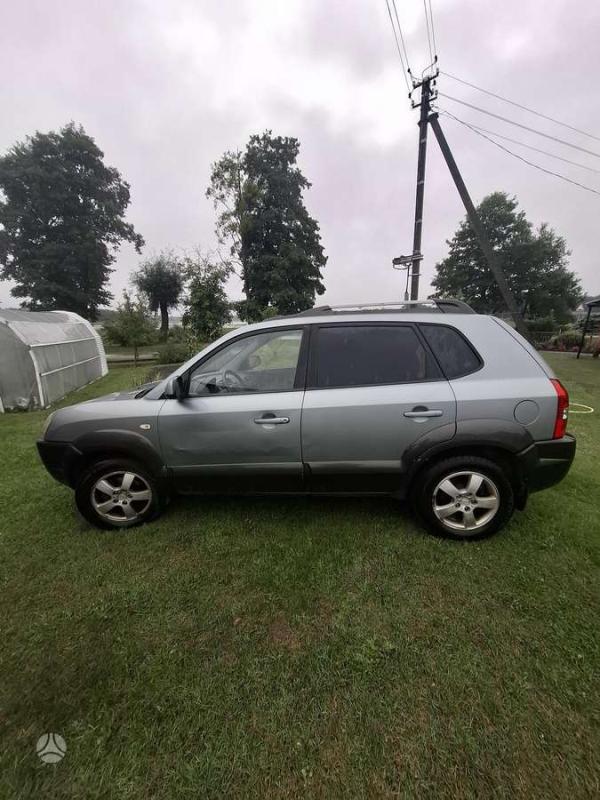 Green Hyundai Tucson 2006 in Druskininkai, with an engine capacity of 1.99 L and mileage of 290 thousand km for 2000 €, photo 3 on AUTOMOTO.COM.LV