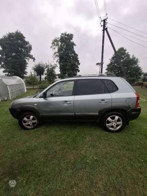 Green Hyundai Tucson 2006 in Druskininkai, with an engine capacity of 1.99 L and mileage of 290 thousand km for 2000 €, photo 4 on AUTOMOTO.COM.LV