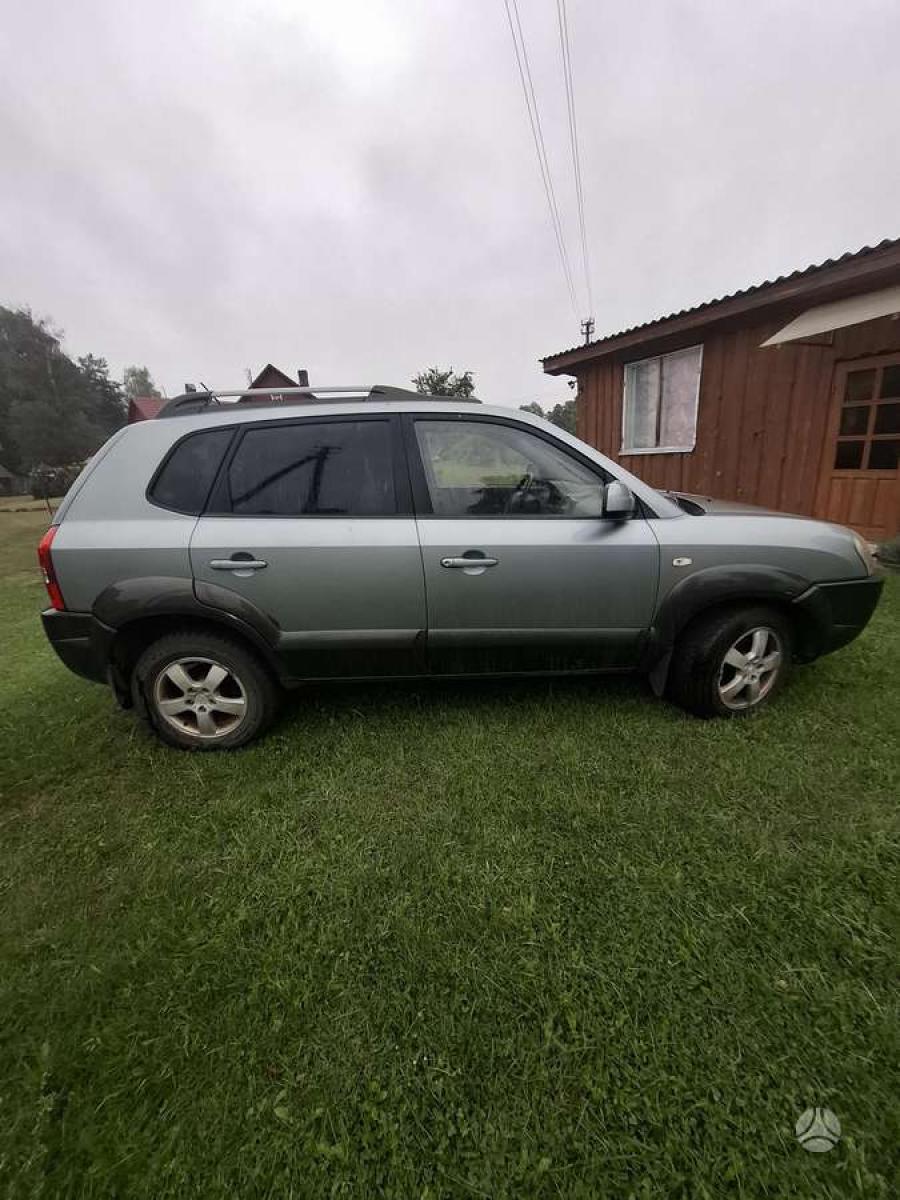 Green Hyundai Tucson 2006 in Druskininkai, with an engine capacity of 1.99 L and mileage of 290 thousand km for 2000 €, photo 5 on AUTOMOTO.COM.LV