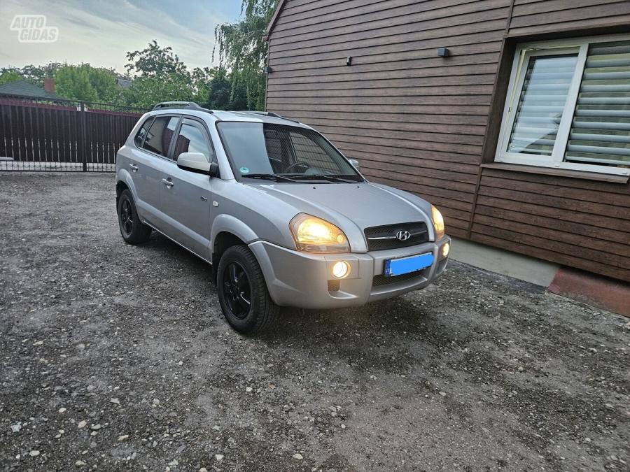 Grey Hyundai Tucson 2004 in Vilkaviskis, with an engine capacity of 2.00 L and mileage of 295 thousand km for 1800 €, photo 3 on AUTOMOTO.COM.LV