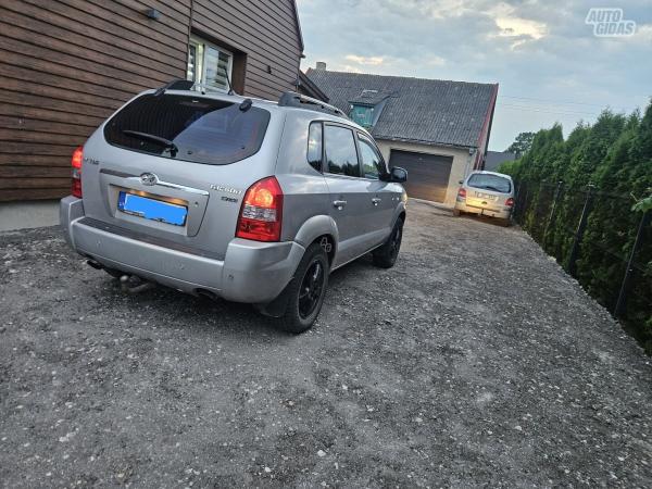 Grey Hyundai Tucson 2004 in Vilkaviskis, with an engine capacity of 2.00 L and mileage of 295 thousand km for 1800 €, photo 3 on AUTOMOTO.COM.LV