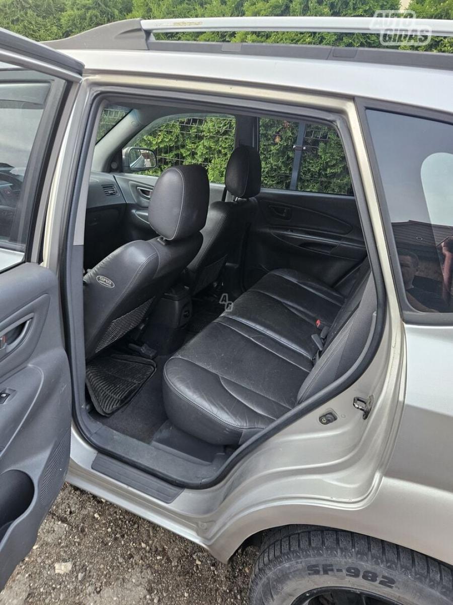 Grey Hyundai Tucson 2004 in Vilkaviskis, with an engine capacity of 2.00 L and mileage of 295 thousand km for 1800 €, photo 8 on AUTOMOTO.COM.LV