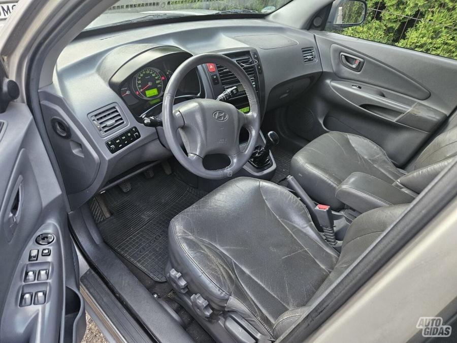 Grey Hyundai Tucson 2004 in Vilkaviskis, with an engine capacity of 2.00 L and mileage of 295 thousand km for 2100 €, photo 5 on AUTOMOTO.COM.LV