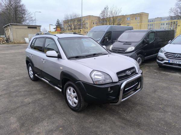 Grey Hyundai Tucson 2005 in Siauliai, with an engine capacity of 2.00 L and mileage of 156 thousand km for 3650 €, photo 3 on AUTOMOTO.COM.LV