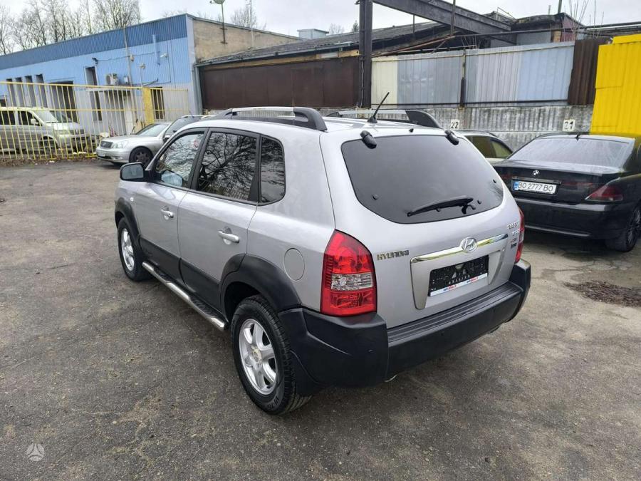 Grey Hyundai Tucson 2005 in Siauliai, with an engine capacity of 2.00 L and mileage of 156 thousand km for 3650 €, photo 7 on AUTOMOTO.COM.LV