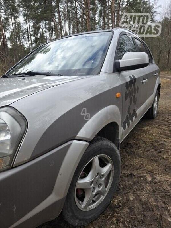 Grey Hyundai Tucson 2005 in Vilnius, with an engine capacity of 2.00 L and mileage of 282 thousand km for 1050 €, photo 2 on AUTOMOTO.COM.LV