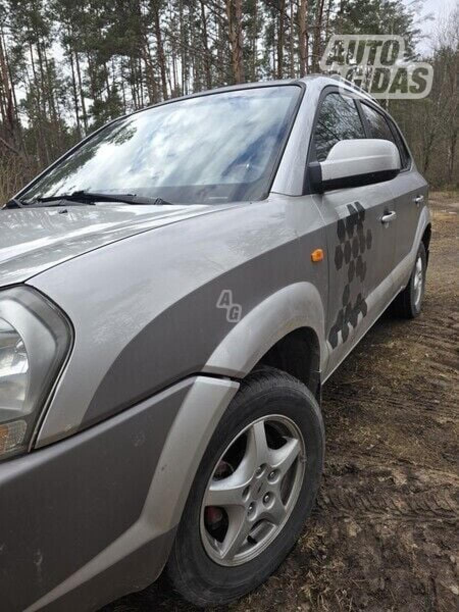 Grey Hyundai Tucson 2005 in Vilnius, with an engine capacity of 2.00 L and mileage of 282 thousand km for 1050 €, photo 3 on AUTOMOTO.COM.LV