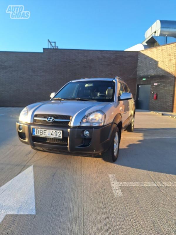 Grey Hyundai Tucson 2005 in Vilnius, with an engine capacity of 2.70 L and mileage of 214 thousand km for 2350 €, photo 1 on AUTOMOTO.COM.LV