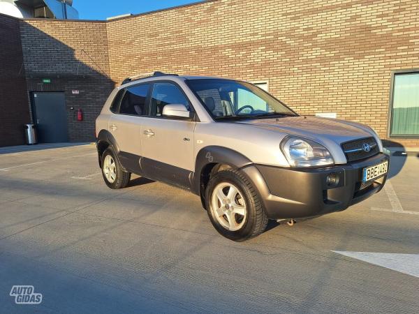 Grey Hyundai Tucson 2005 in Vilnius, with an engine capacity of 2.70 L and mileage of 214 thousand km for 2350 €, photo 2 on AUTOMOTO.COM.LV
