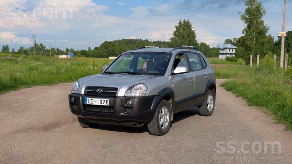 Pelēks Hyundai Tucson 2005 Daugavpils, ar dzinēja tilpumu 2.00 L un nobraukumu 315 tūkst. km par 3000 €, foto 1 vietnē AUTOMOTO.COM.LV