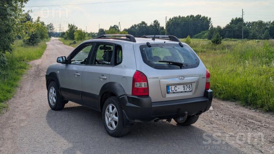 Pelēks Hyundai Tucson 2005 Daugavpils, ar dzinēja tilpumu 2.00 L un nobraukumu 315 tūkst. km par 3000 €, foto 5 vietnē AUTOMOTO.COM.LV