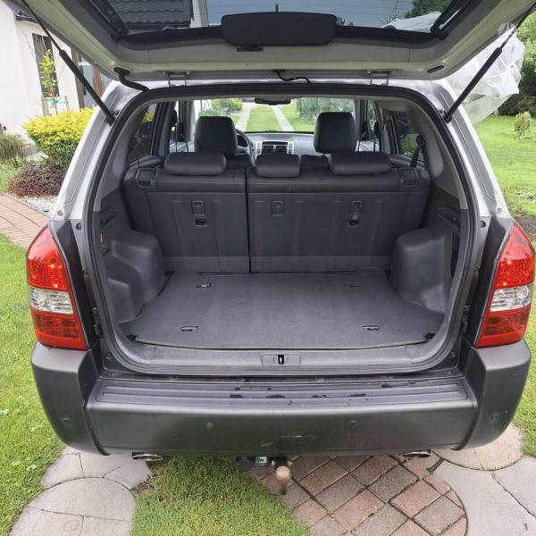 Grey Hyundai Tucson 2005 in Pakruojis, with an engine capacity of 1.99 L and mileage of 222 thousand km for 2450 €, photo 8 on AUTOMOTO.COM.LV