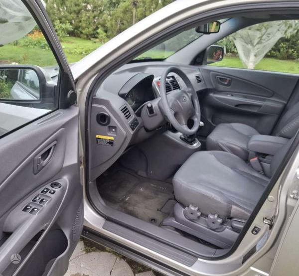 Grey Hyundai Tucson 2005 in Pakruojis, with an engine capacity of 1.99 L and mileage of 222 thousand km for 2450 €, photo 9 on AUTOMOTO.COM.LV