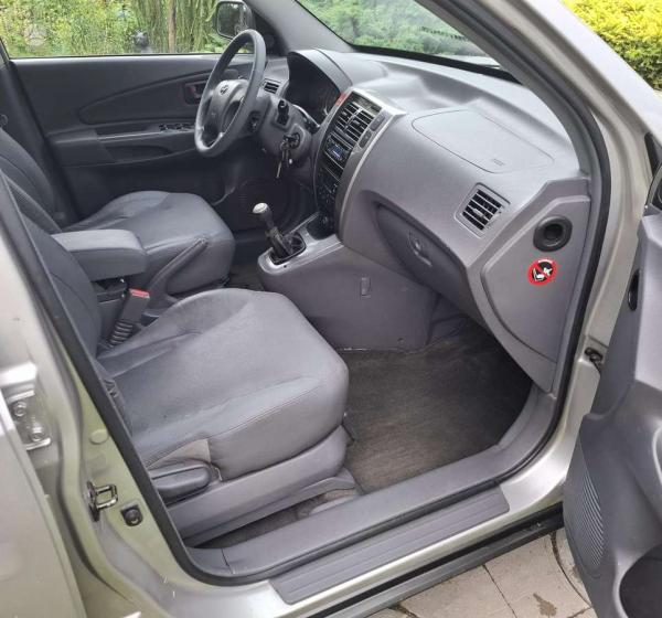 Pelēks Hyundai Tucson 2005 Pakruojis, ar dzinēja tilpumu 1.99 L un nobraukumu 222 tūkst. km par 2450 €, foto 10 vietnē AUTOMOTO.COM.LV