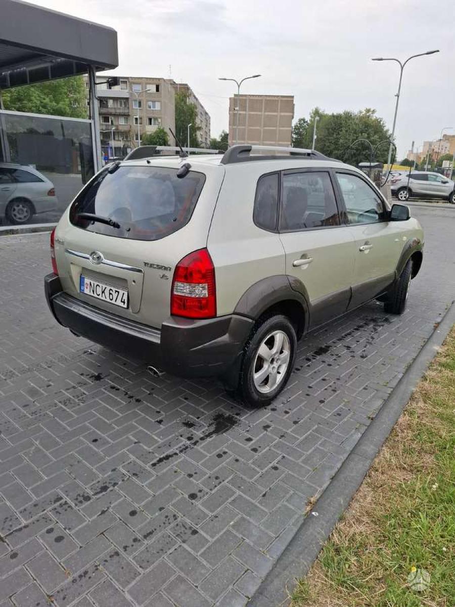 Grey Hyundai Tucson 2006 in Kaunas, with an engine capacity of 2.70 L and mileage of 312 thousand km for 3700 €, photo 2 on AUTOMOTO.COM.LV