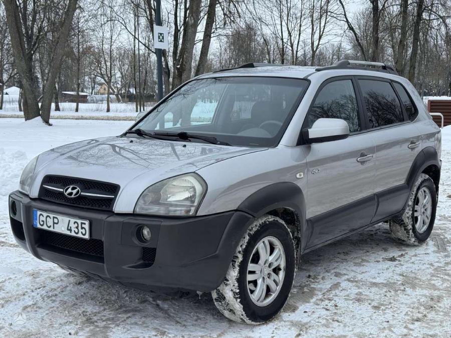Grey Hyundai Tucson 2006 in Ukmerge, with an engine capacity of 1.99 L and mileage of 99 thousand km for 2650 €, photo 2 on AUTOMOTO.COM.LV