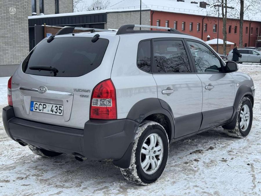Grey Hyundai Tucson 2006 in Ukmerge, with an engine capacity of 1.99 L and mileage of 99 thousand km for 2650 €, photo 4 on AUTOMOTO.COM.LV