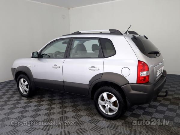 Pelēks Hyundai Tucson 2006 Tallina, ar dzinēja tilpumu 2.00 L un nobraukumu 285 tūkst. km par 1999 €, foto 4 vietnē AUTOMOTO.COM.LV