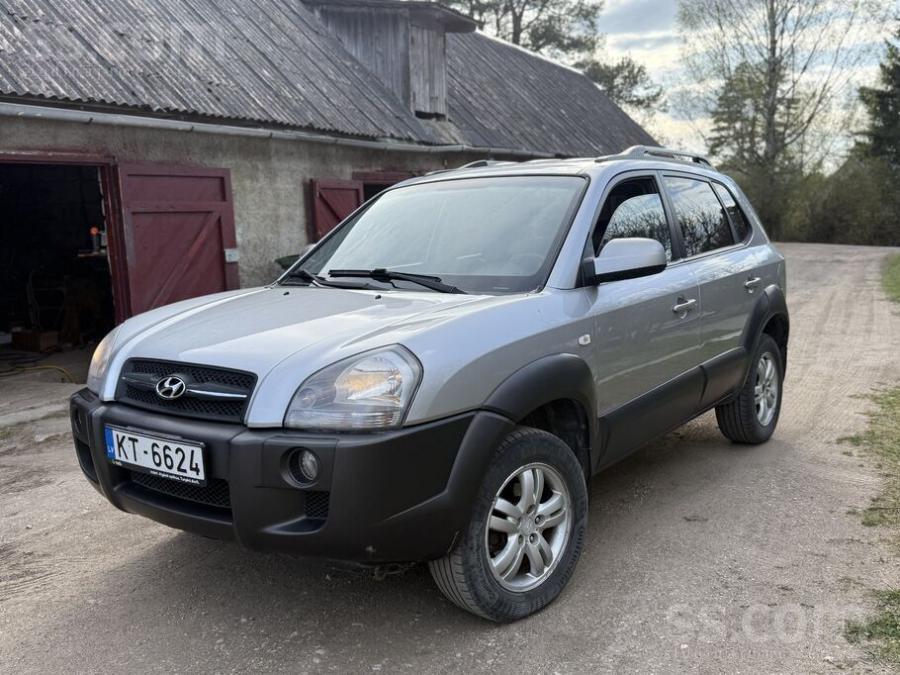 Pelēks Hyundai Tucson 2006 Cēsis, ar dzinēja tilpumu 2.00 L un nobraukumu 302 tūkst. km par 1900 €, foto 1 vietnē AUTOMOTO.COM.LV