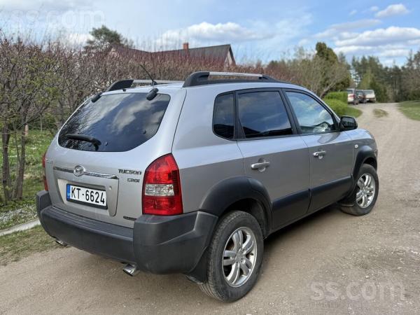 Grey Hyundai Tucson 2006 in Cesis, with an engine capacity of 2.00 L and mileage of 302 thousand km for 1900 €, photo 3 on AUTOMOTO.COM.LV
