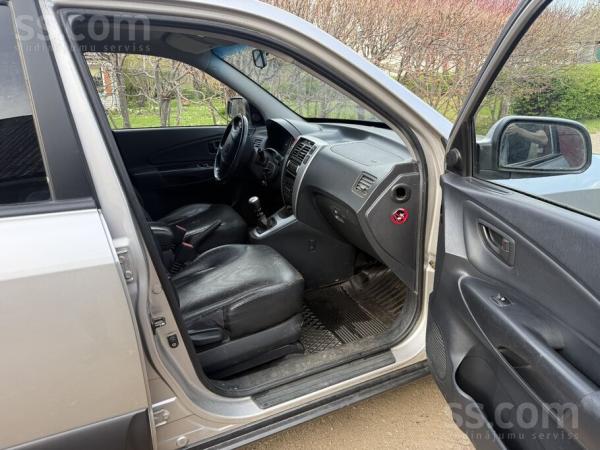 Grey Hyundai Tucson 2006 in Cesis, with an engine capacity of 2.00 L and mileage of 302 thousand km for 1900 €, photo 4 on AUTOMOTO.COM.LV