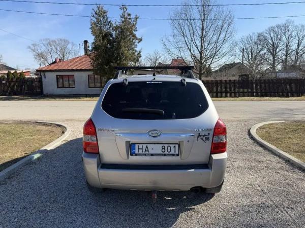 Pelēks Hyundai Tucson 2006 Ventspils, ar dzinēja tilpumu 2.00 L un nobraukumu 317 tūkst. km par 1550 €, foto 5 vietnē AUTOMOTO.COM.LV