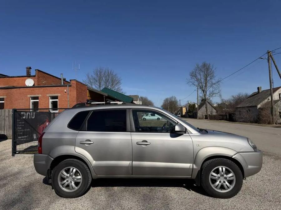 Pelēks Hyundai Tucson 2006 Ventspils, ar dzinēja tilpumu 2.00 L un nobraukumu 317 tūkst. km par 1550 €, foto 8 vietnē AUTOMOTO.COM.LV