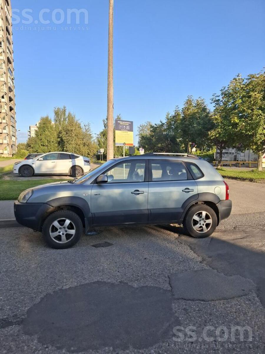 Grey Hyundai Tucson 2006 in Riga, with an engine capacity of 2.00 L and mileage of 269 thousand km for 2800 €, photo 1 on AUTOMOTO.COM.LV