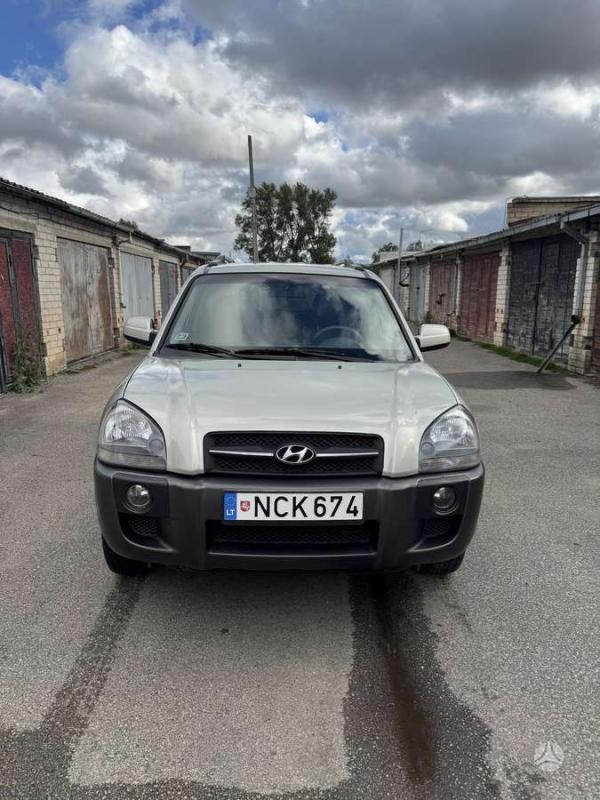 Grey Hyundai Tucson 2006 in Panevezys, with an engine capacity of 2.70 L and mileage of 321 thousand km for 4000 €, photo 3 on AUTOMOTO.COM.LV