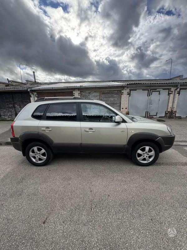 Grey Hyundai Tucson 2006 in Panevezys, with an engine capacity of 2.70 L and mileage of 321 thousand km for 4000 €, photo 5 on AUTOMOTO.COM.LV