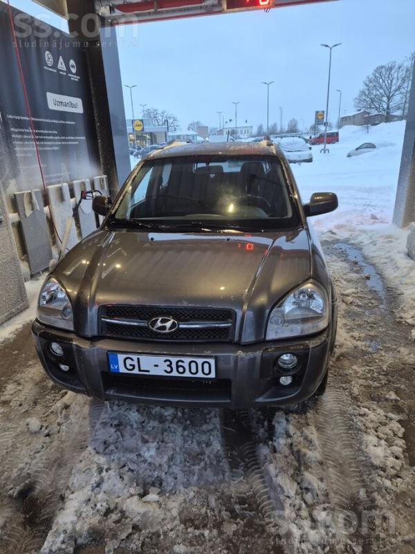Pelēks Hyundai Tucson 2007 Tukums, ar dzinēja tilpumu 2.00 L un nobraukumu 131 tūkst. km par 3200 €, foto 1 vietnē AUTOMOTO.COM.LV