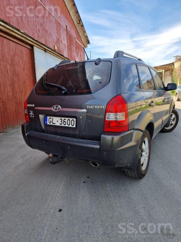 Pelēks Hyundai Tucson 2007 Rīga, ar dzinēja tilpumu 2.00 L un nobraukumu 0 tūkst. km par 3000 €, foto 4 vietnē AUTOMOTO.COM.LV