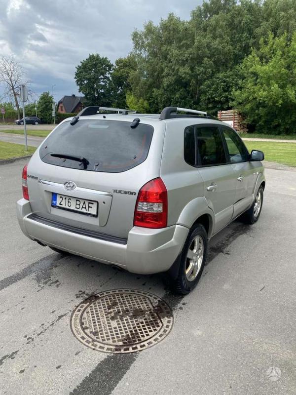 Pelēks Hyundai Tucson 2007 Panevēža, ar dzinēja tilpumu 1.99 L un nobraukumu 283 tūkst. km par 2900 €, foto 2 vietnē AUTOMOTO.COM.LV