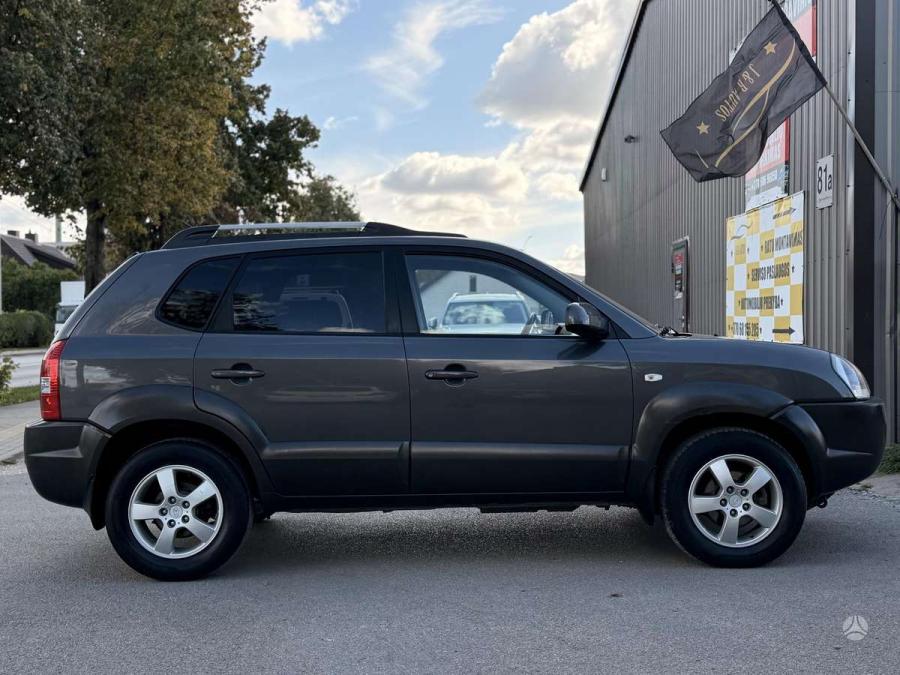 Grey Hyundai Tucson 2007 in Siauliai, with an engine capacity of 1.99 L and mileage of 170 thousand km for 2750 €, photo 13 on AUTOMOTO.COM.LV