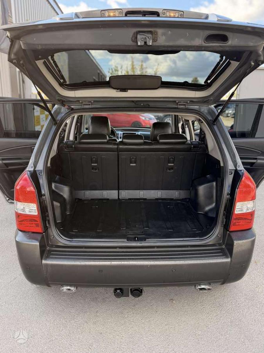 Grey Hyundai Tucson 2007 in Siauliai, with an engine capacity of 1.99 L and mileage of 170 thousand km for 2750 €, photo 60 on AUTOMOTO.COM.LV